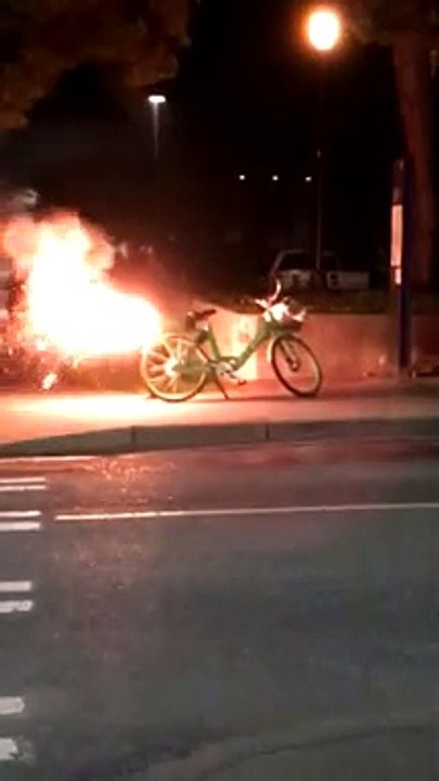 Electric Bike Explodes into Flames - video Dailymotion