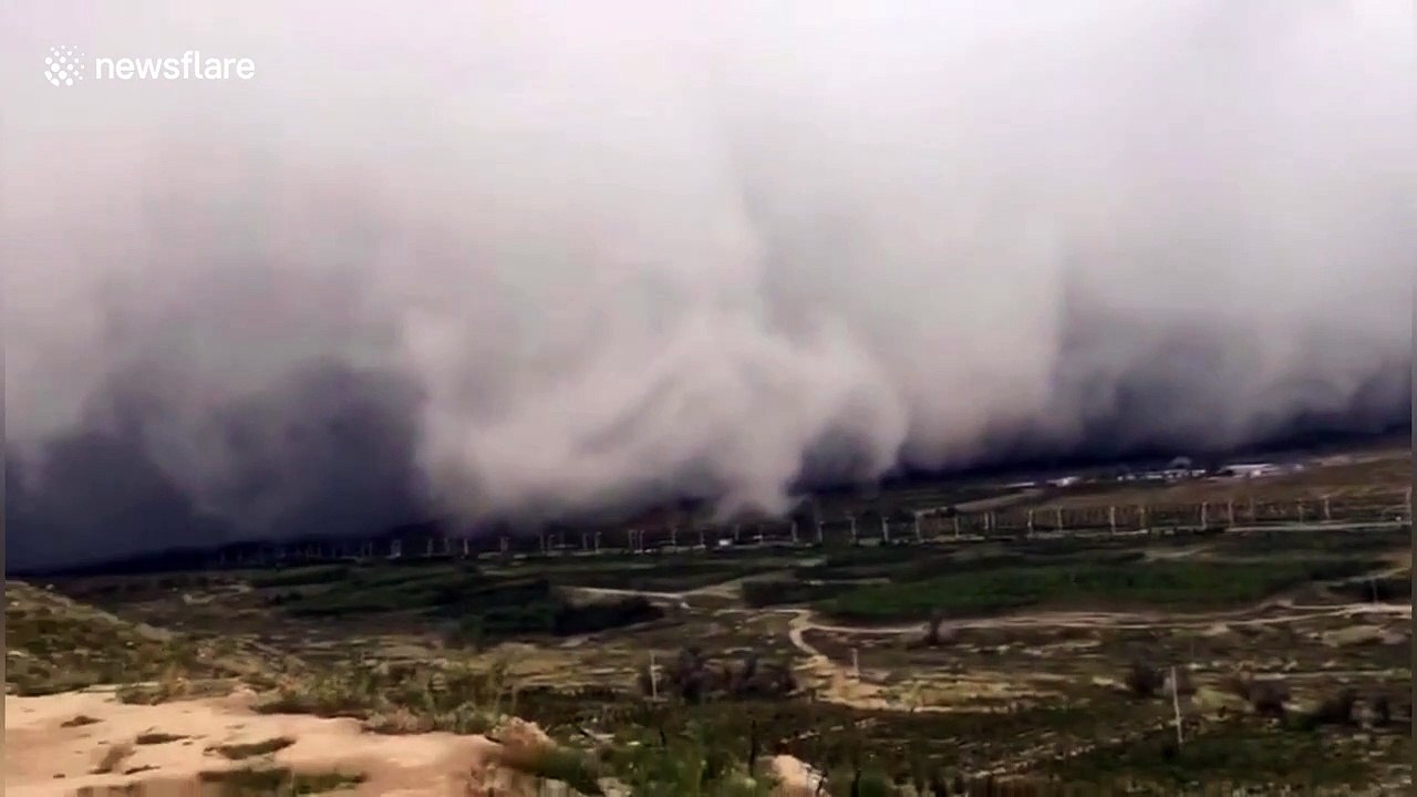 Huge sandstorm engulfs town in China's Inner Mongolia - video Dailymotion