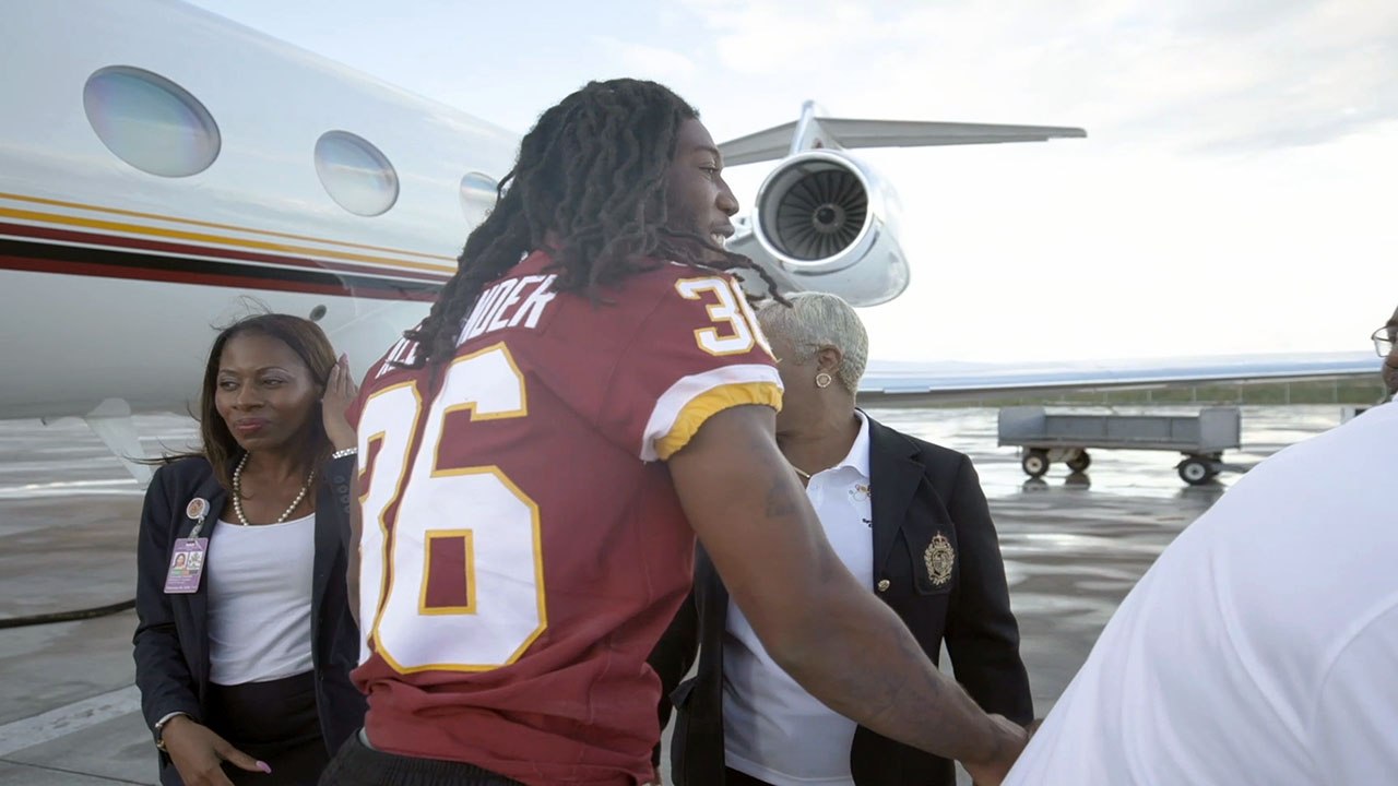 This NFL Player Went To The Bahamas To Deliver Supplies - video Dailymotion