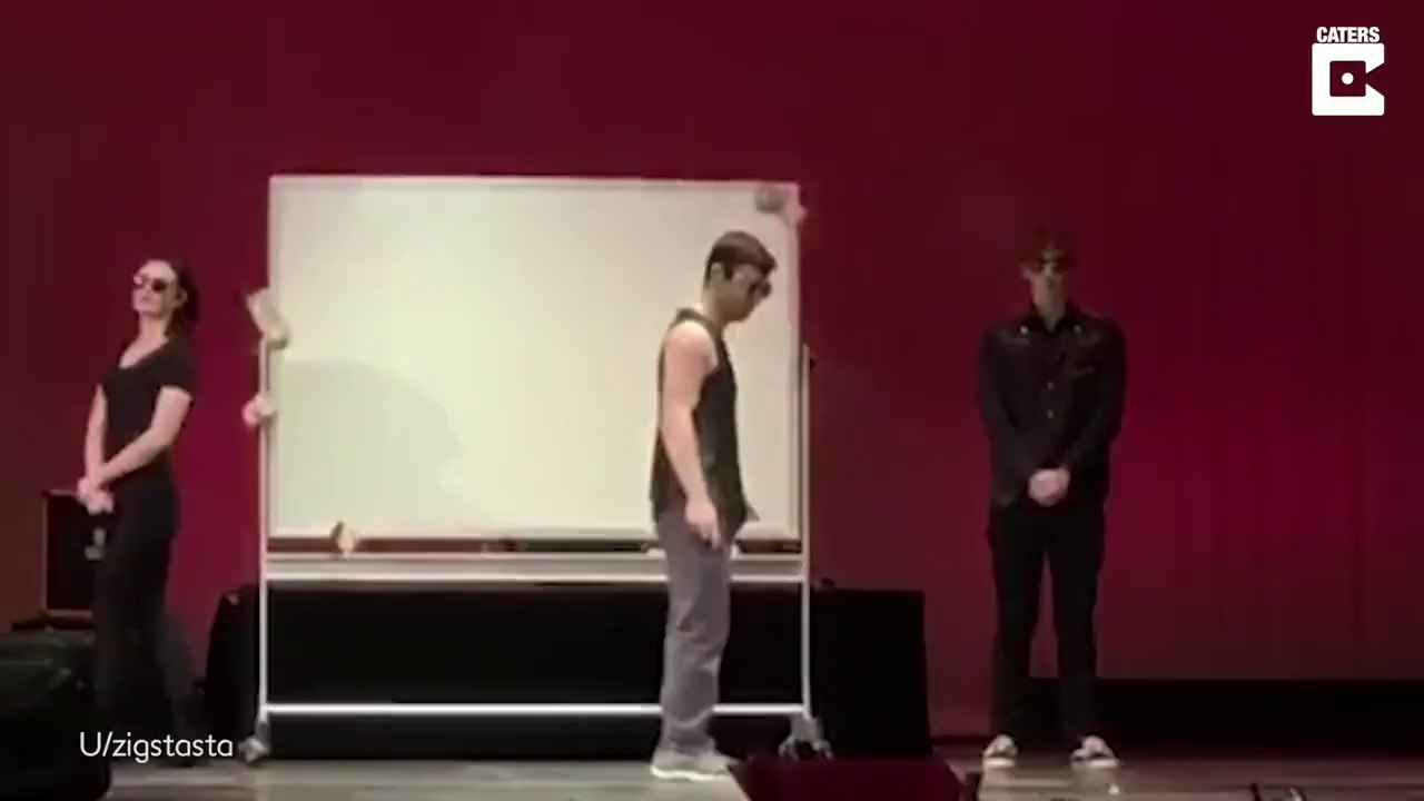 Show au lycée : il dessine un rond parfait au tableau à la main ...