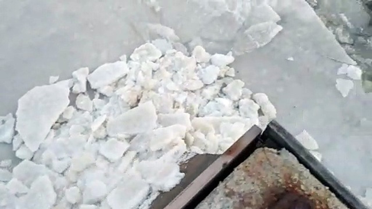 Creeping Ice Washes onto Shoreline - video Dailymotion