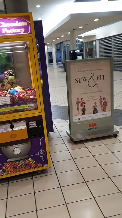 Kangaroo Wanders Shopping Mall - video Dailymotion