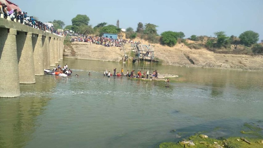 बूंदी: बारातियों से भरी बस मेज नदी में गिरी, 24 लोगों के मरने की आशंका ...