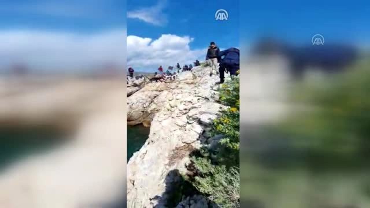 Yunanlıların Bayrak Adası'na bıraktığı sığınmacılar Sahil Güvenlik ...