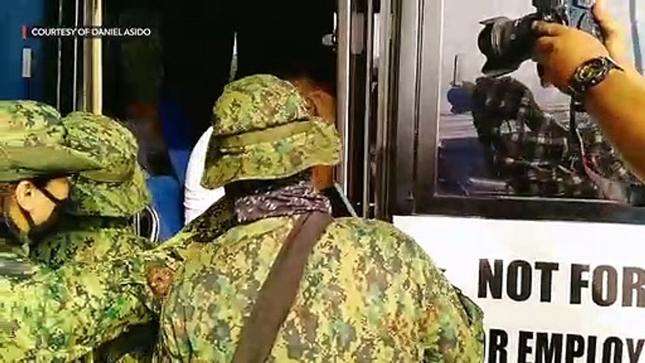 Police checks temperature of people going through Alabang-Zapote ...