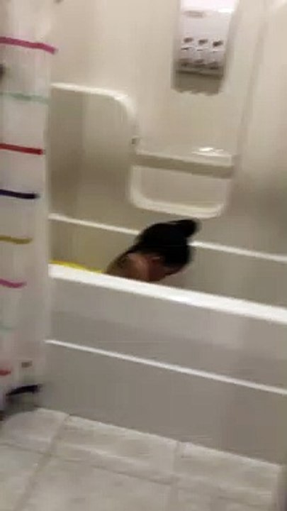 Parents Call Out Little Girl For Tooting in the Tub - video Dailymotion