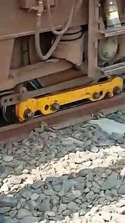 Engine wheel jam on Mumbai-Delhi track - video Dailymotion