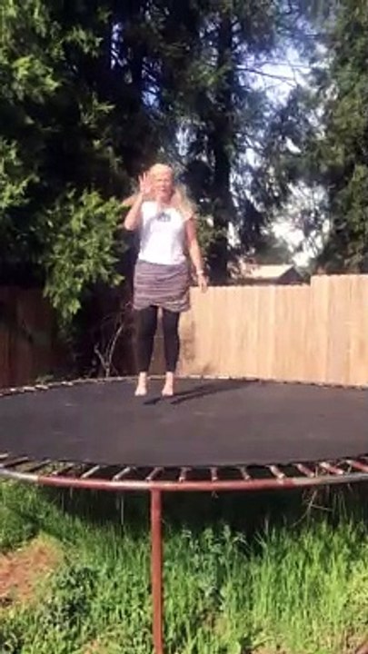 Trampoline Rips During Mom's Trick Video - video Dailymotion
