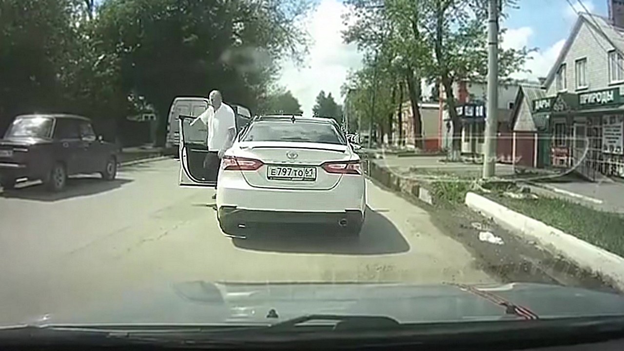Il sort de sa voiture après une queue de poisson et se fait gazer ...