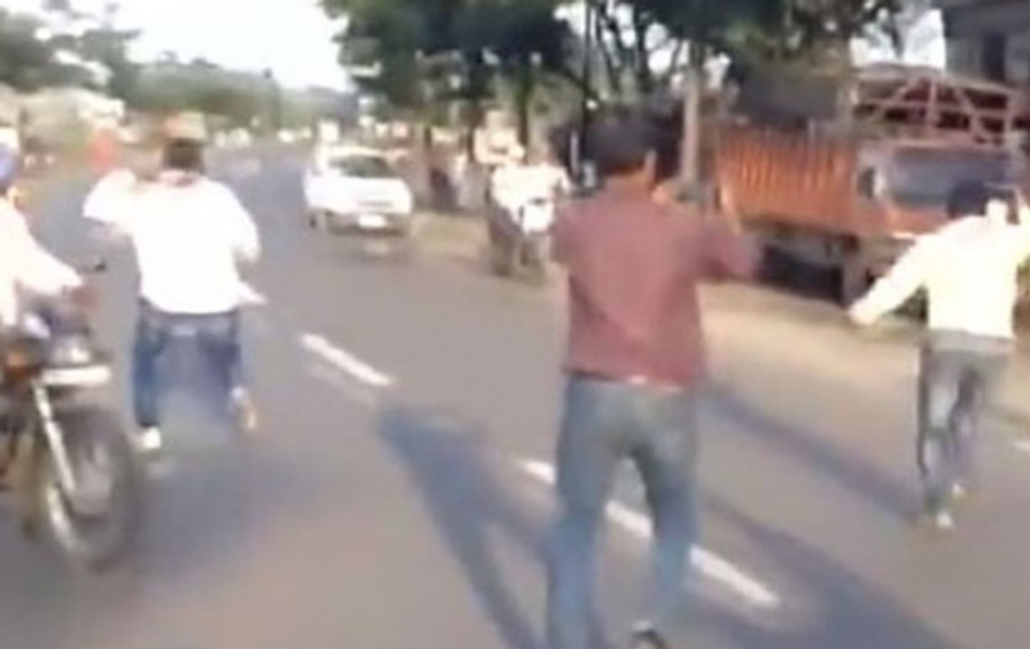 MNS workers beat up non-Maharashtrians in Sangli's MIDC Kupwad - video ...