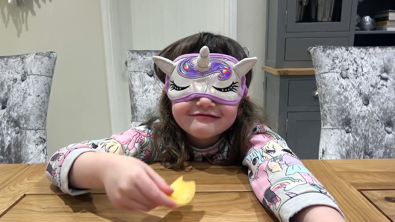 Sophia, Isabella e Alice Esperimentando Vários sabores de salgadinhos ...