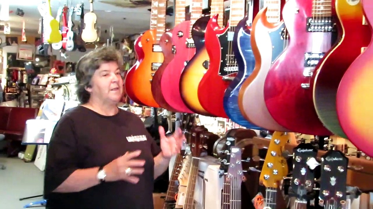 Diane Bibaud dans le département des guitares - Vidéo Dailymotion