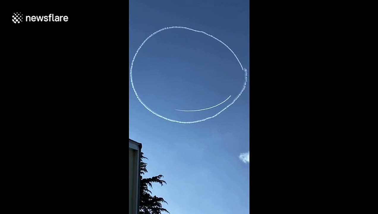 Plane pilot draws large smiley face in the sky above UK city - video ...