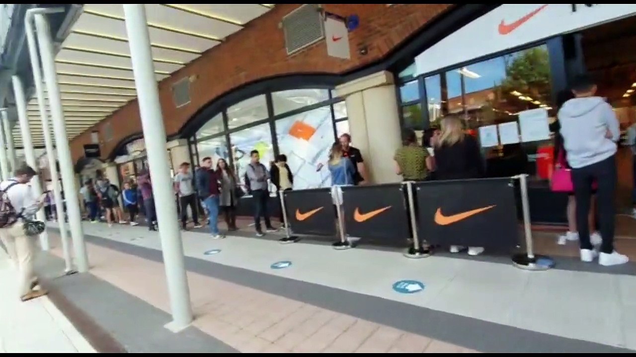 People queue outside Nike store in Gunwharf Quays - video Dailymotion