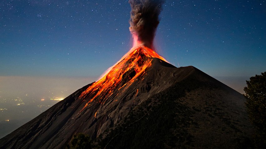 Kebisingan besar .. Asap hitam menyebar hingga ketinggian 6 km ...