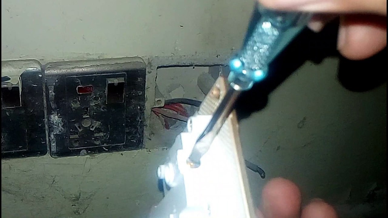 Light Plug Changing video - video Dailymotion