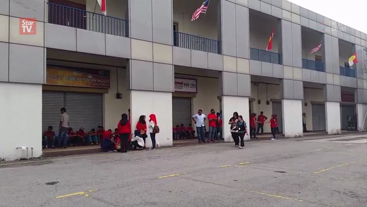 Small crowd gather at Ampang Umno building - video Dailymotion