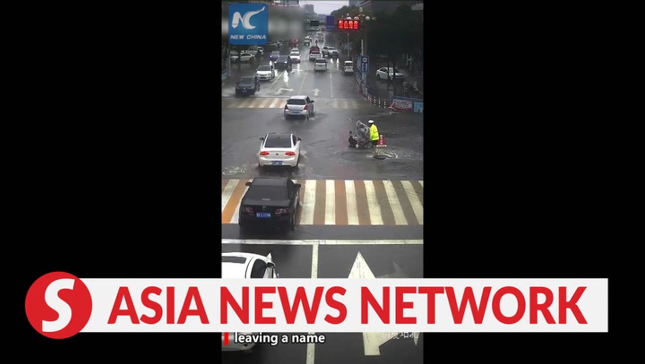 Stranger brings boots to barefoot policeman in rain - video Dailymotion
