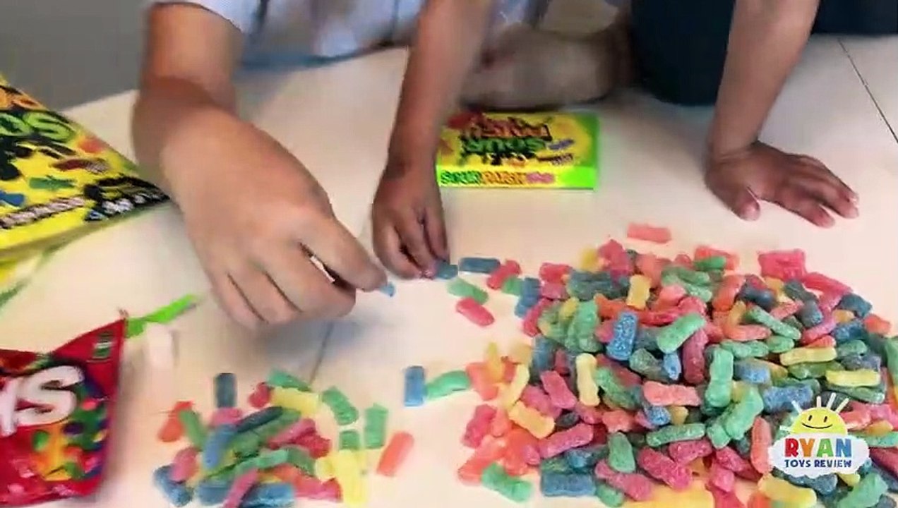 GIANT CANDY CHALLENGE! World's Biggest Candy magic transform Family Fun ...