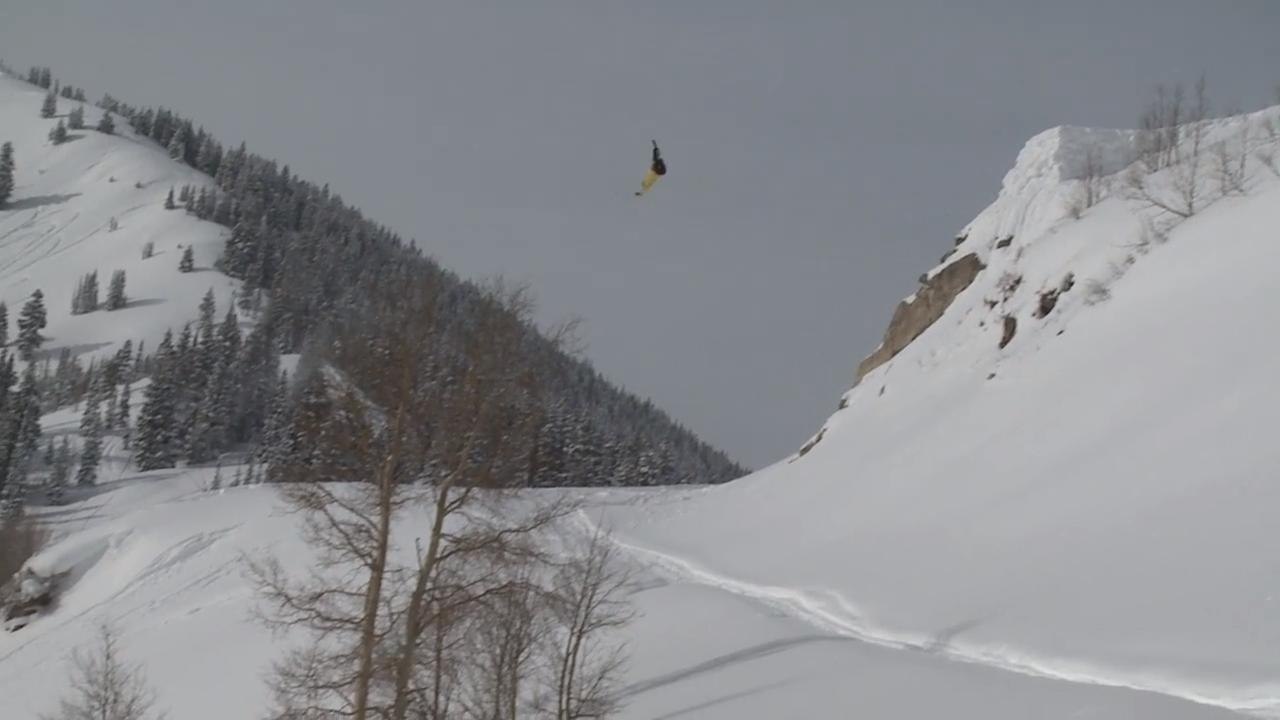 Guy Jumps Off Cliff And Successfully Attempts Backflip While Skiing ...