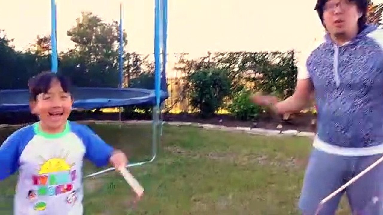 How to make DIY Giant Bubbles homemade with Ryan's World - video ...