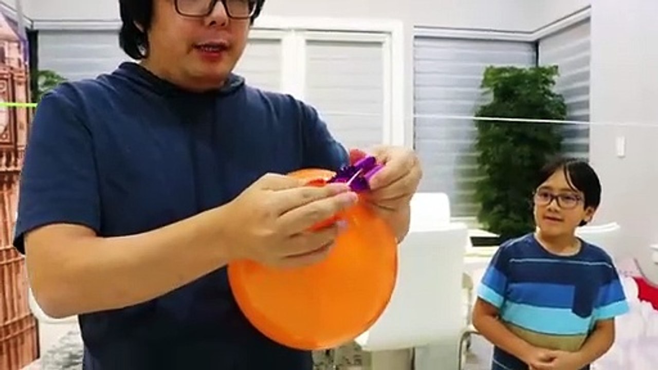 How to make a balloon Rocket Race Easy DIY Experiment for Kids - video ...