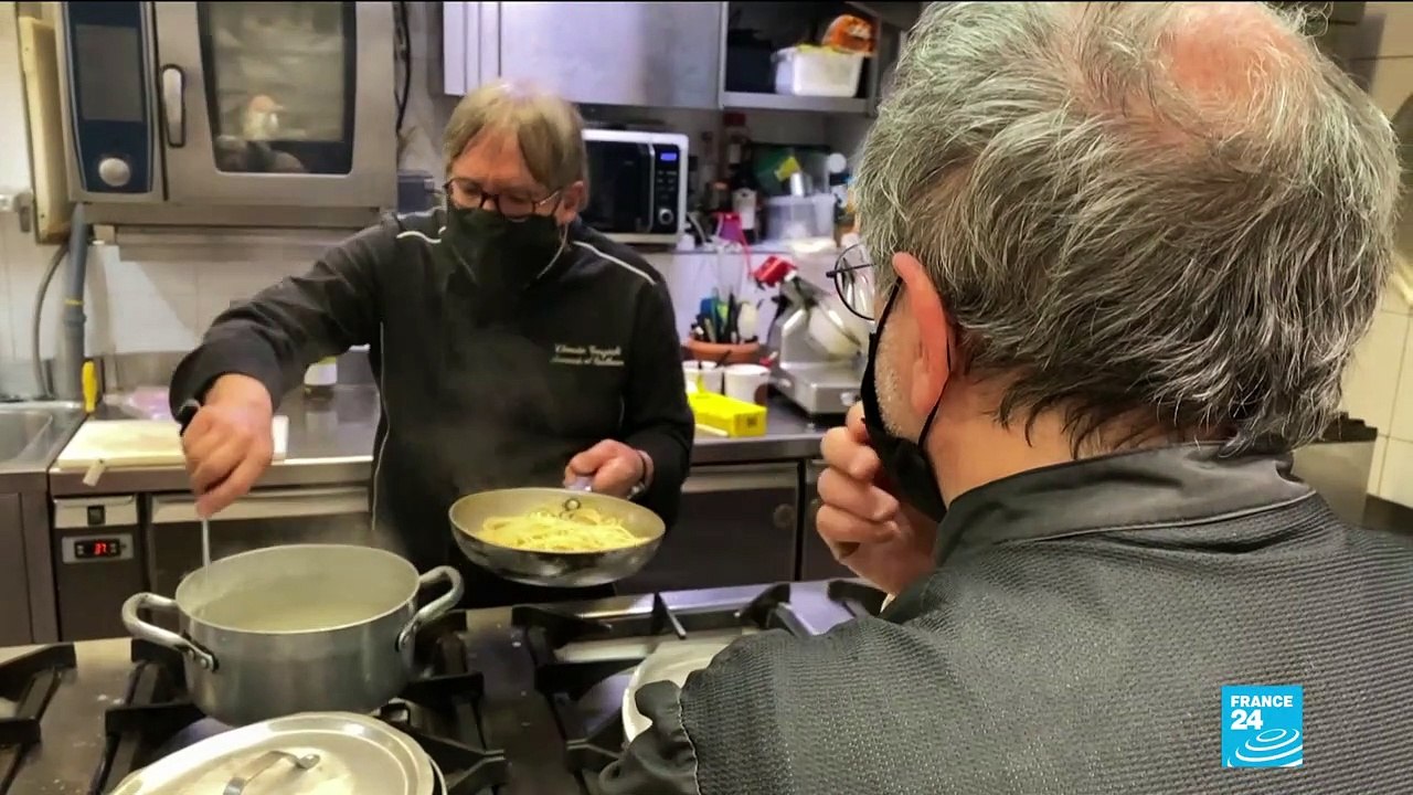 Roman chefs reveal secrets to a mouth-watering carbonara - video ...