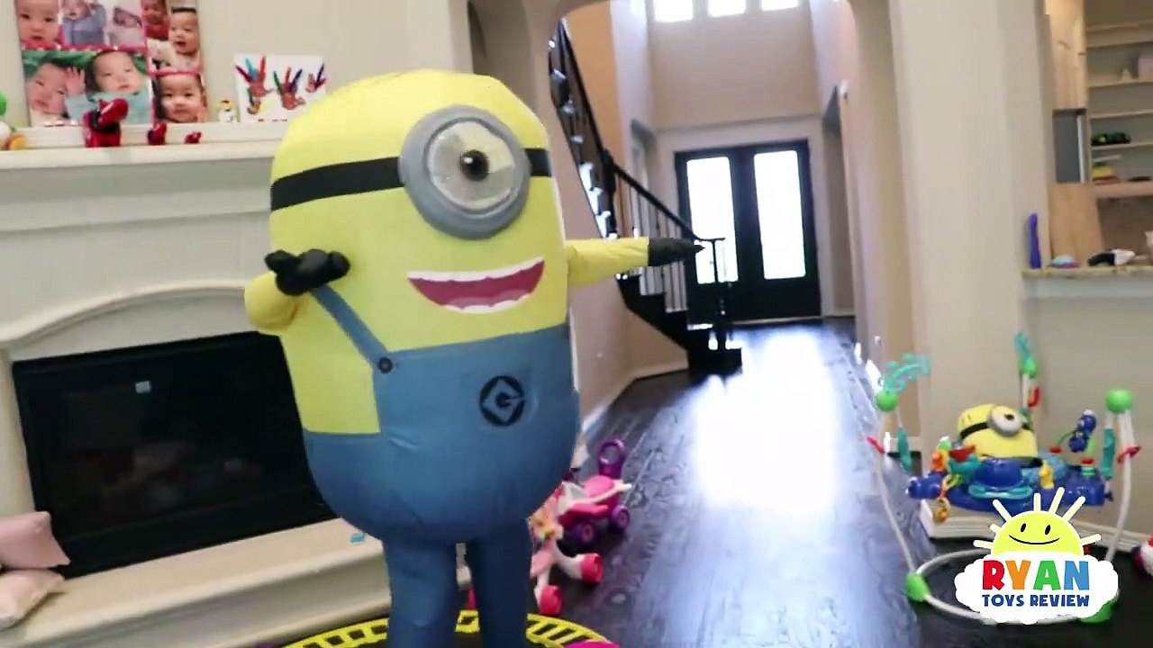 Giant Minion In Real Life Visits Ryan Toysreview - video Dailymotion