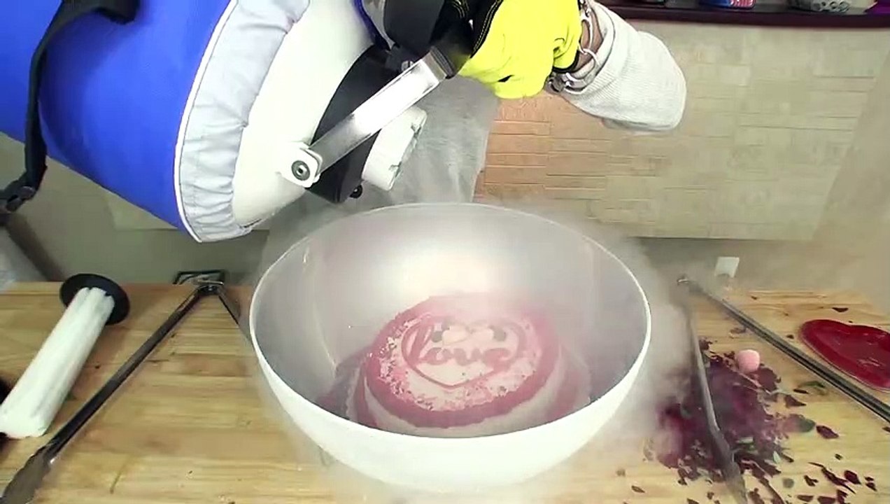 Marrambo_ Rompiendo Oso de Peluche, Rosas y Chocolates con Nitrógeno ...