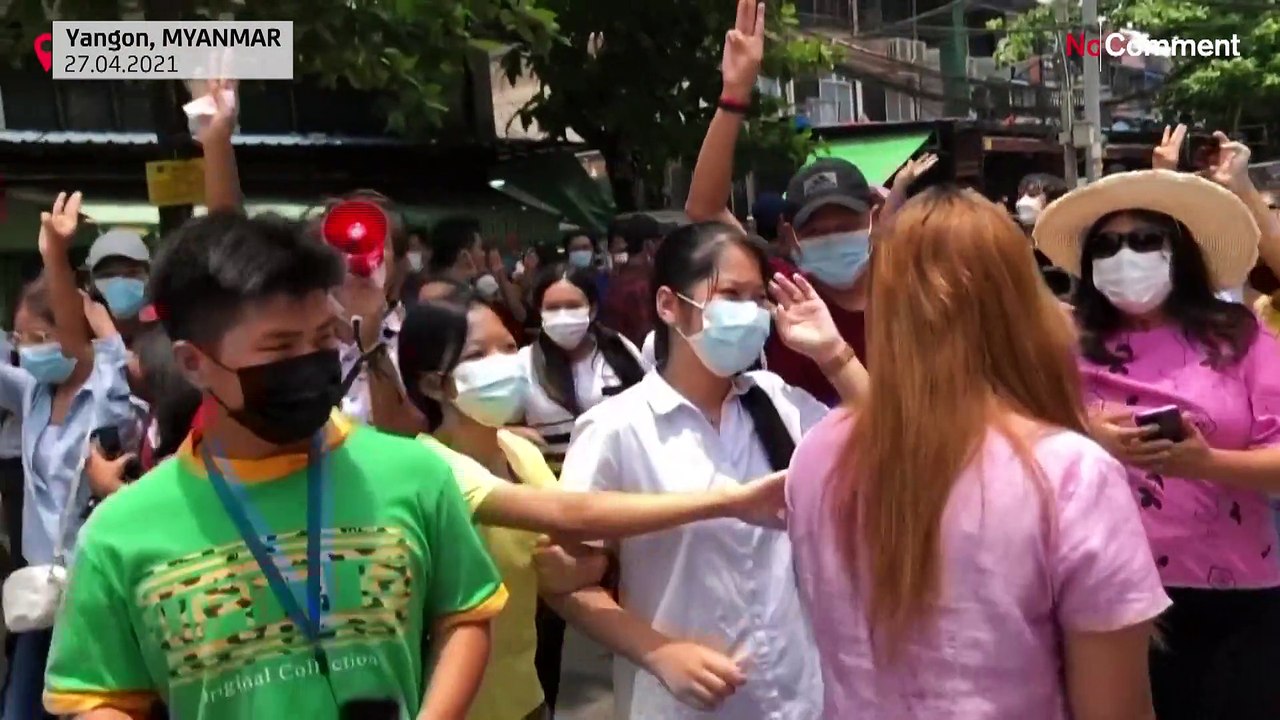 Flash mob protest coup in Yangon streets - video Dailymotion