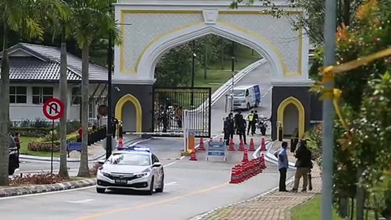 Datuk Seri Mohd Shafie Apdal seen leaving Istana Negara - video Dailymotion