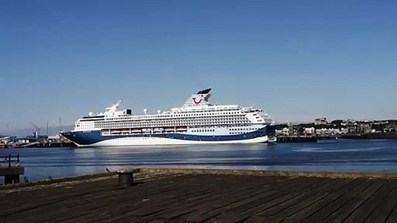 TUI Marella Explorer 2 cruise ship arrives at Port of Tyne - video ...