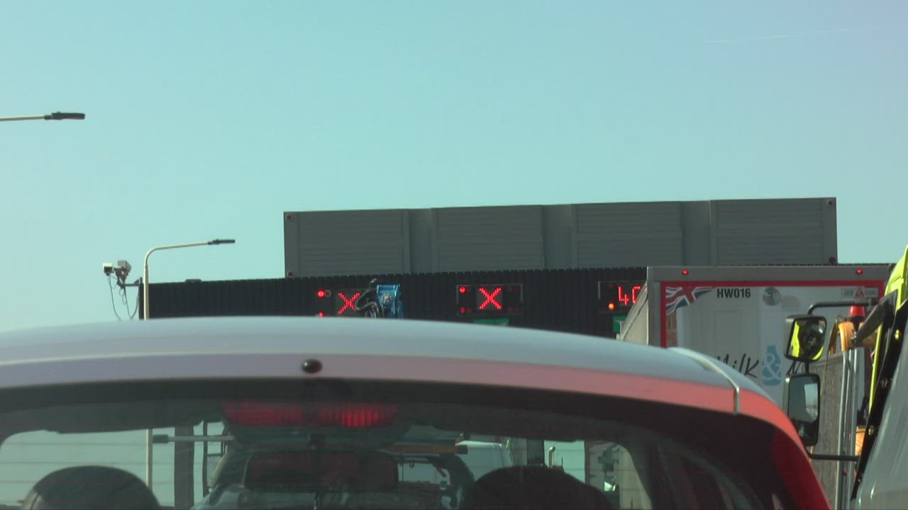 Delays at QE2 bridge following broken down lorry