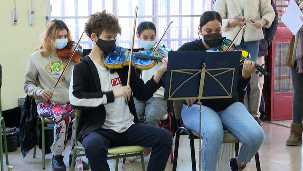 Spanish orchestra uses instruments made from recycled materials - video ...
