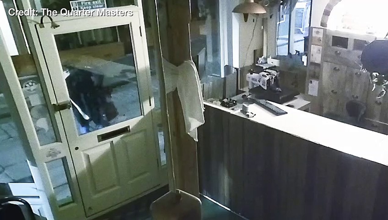 Woman caught defecating on street - video Dailymotion