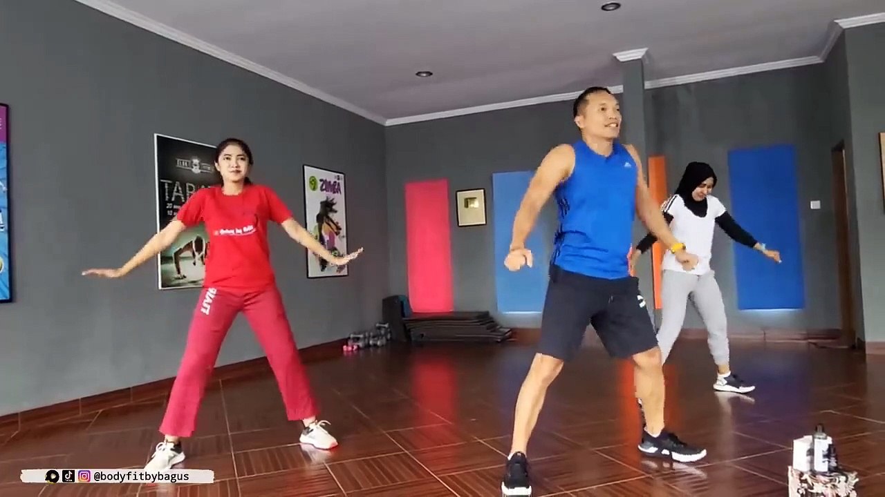 SENAM AEROBIK HANYA 15 MENIT MEMBAKAR LEMAK UNTUK PEMULA - Video Dailymotion