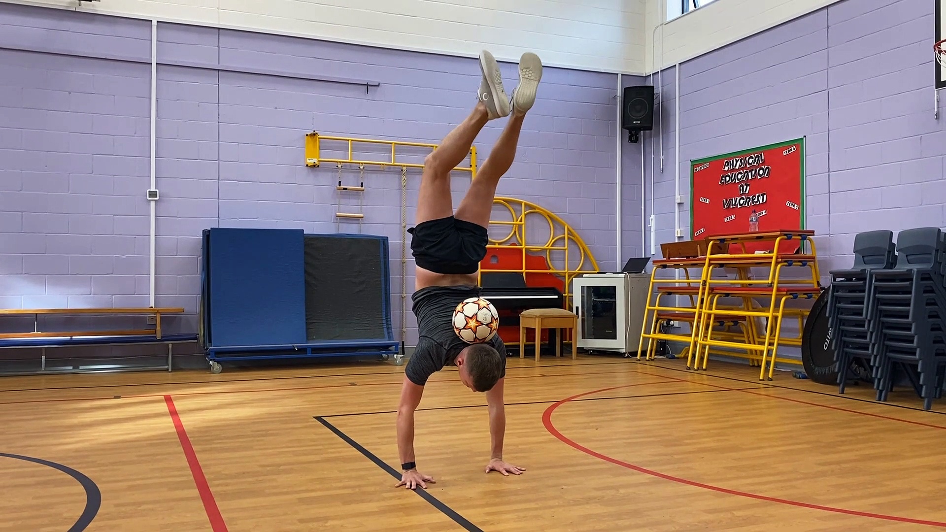 Jamie Knight freestyle footballer wows pupils at Hillcrest Primary ...