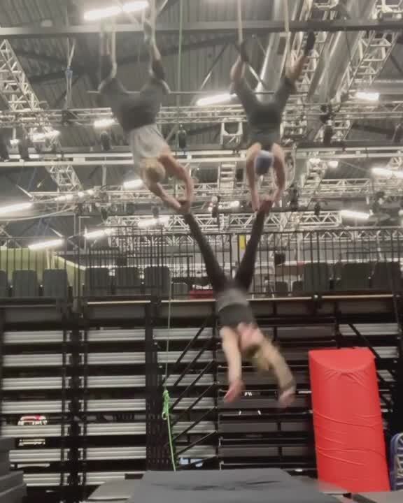 Trio Performs Amazing Acrobatic Tricks - video Dailymotion