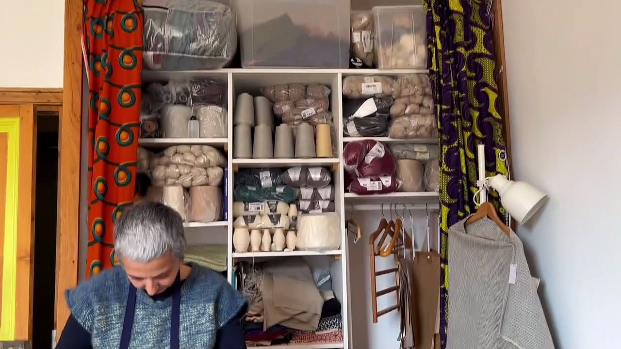 Florence Russo, l'une des dernières tisserandes de la Loire ! - Vidéo ...