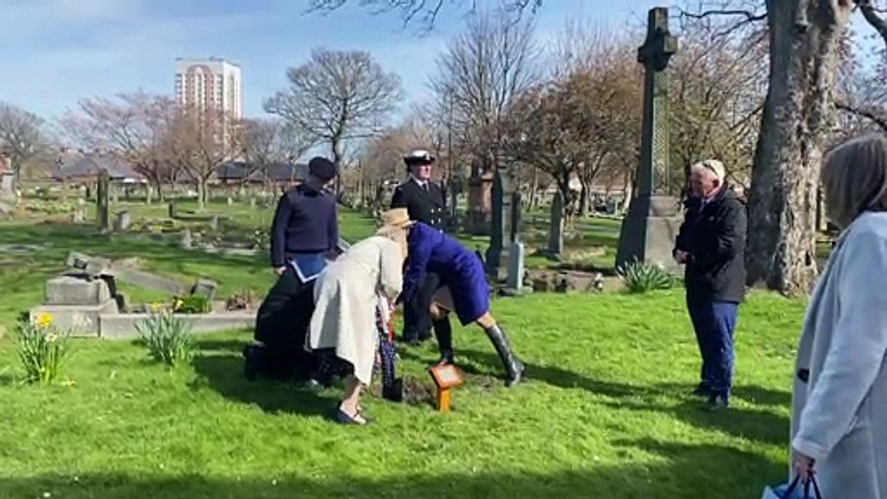 Tree planting at Hebburn Cemetery - video Dailymotion