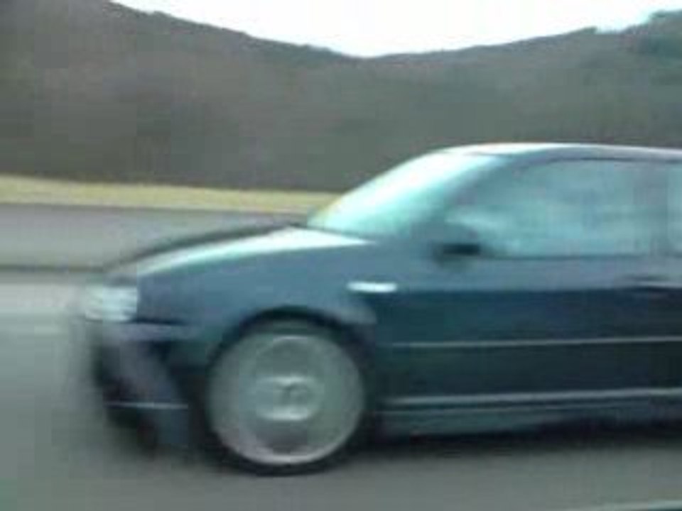 Clio 3 RS vs Golf IV R32 - Vidéo Dailymotion