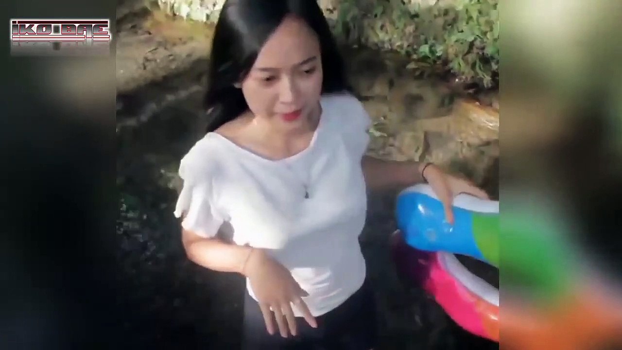 VIRAL CEWEK CANTIK BAJU TRANSPARANT MANDI DI ALIRAN - Video Dailymotion