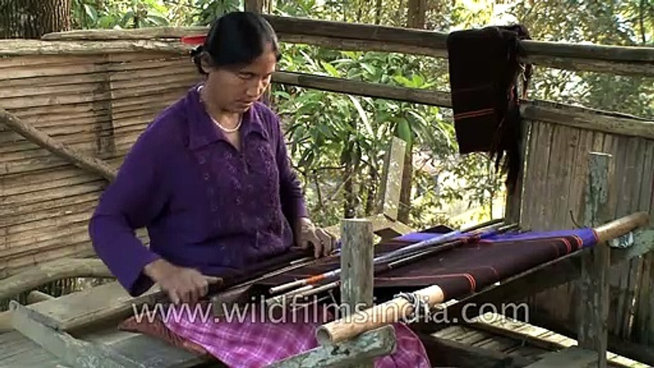 Lotha lady from Yikhum village weaving, Nagaland - video Dailymotion