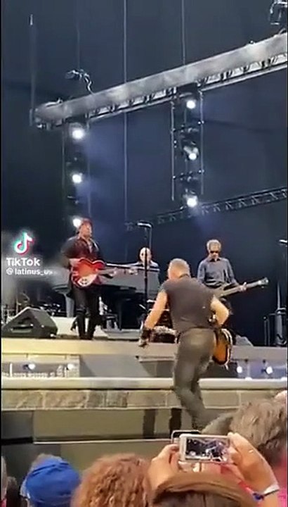 Bruce Springsteen, la caduta sul palco ad Amsterdam finisce tra le ...