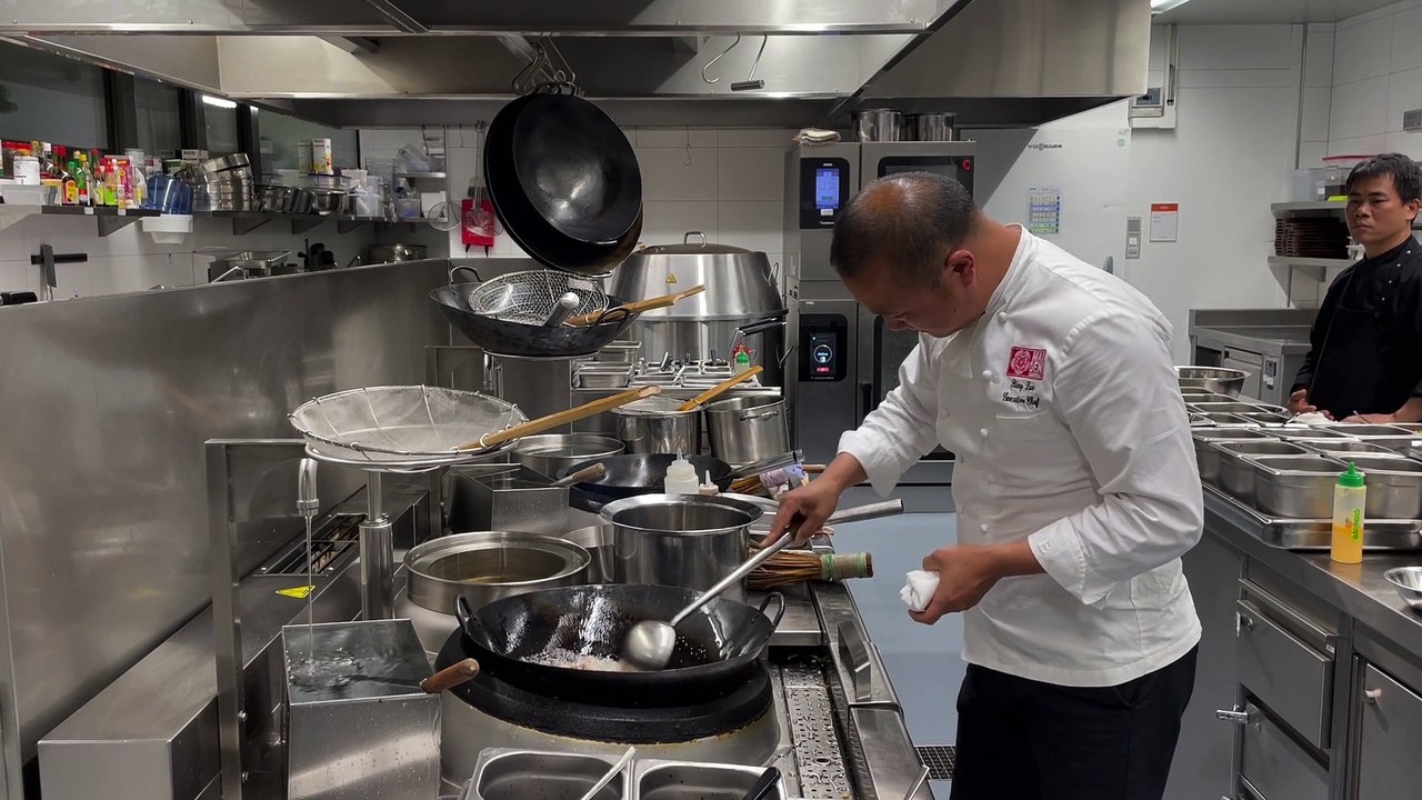 El Chef Luo Bing en la cocina del restaurante Maiden Shangai, en el ...