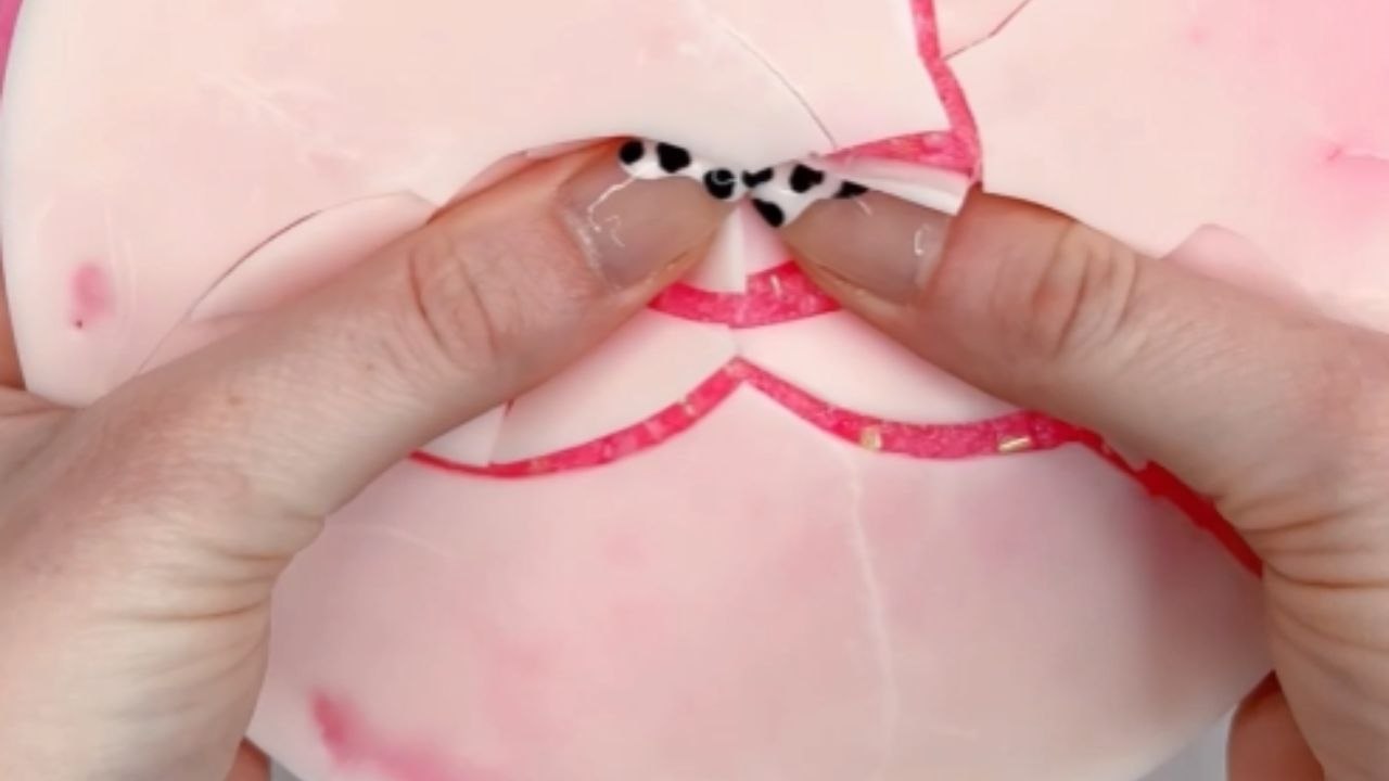 SUPER Satisfying squishing of wax filled with glorious, gooey slime ...
