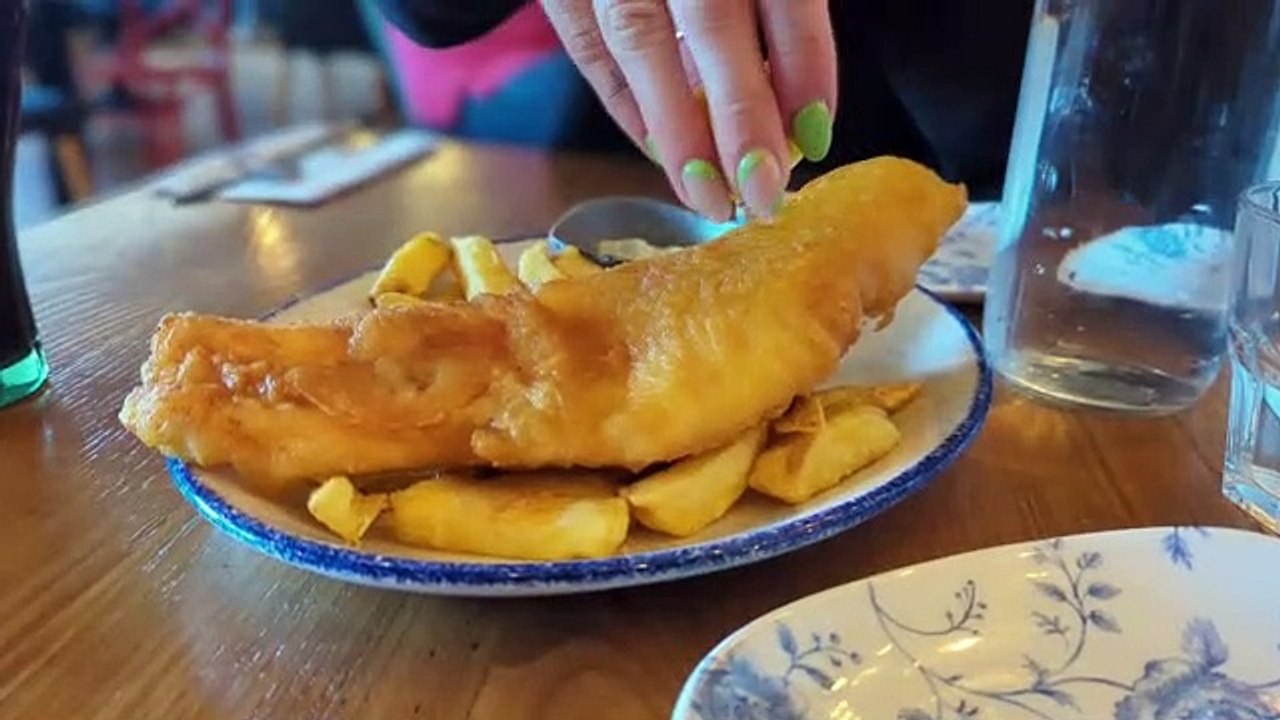 We try the Edinburgh chippy named best in the UK - video Dailymotion