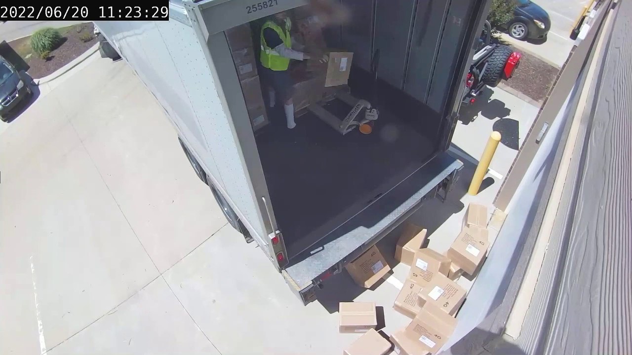 Upset Delivery Driver Delivers a Mess - video Dailymotion