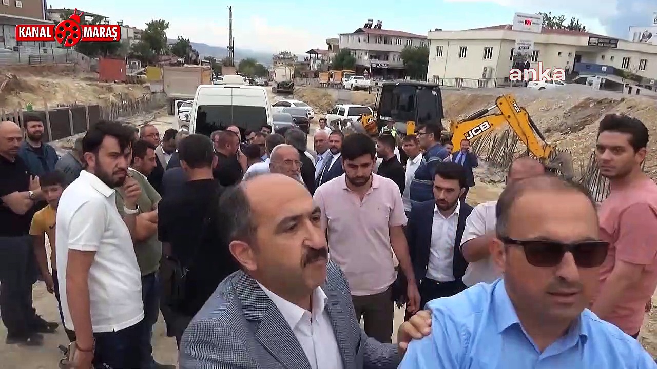Soru sormak isterken polis tarafından engellenen gazeteciye Mahir Ünal ... Soru sormak isterken polis tarafından engellenen gazeteciye Mahir Ünal ...
