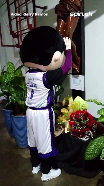 Conrad, Converge's mascot, prays before the game - video Dailymotion